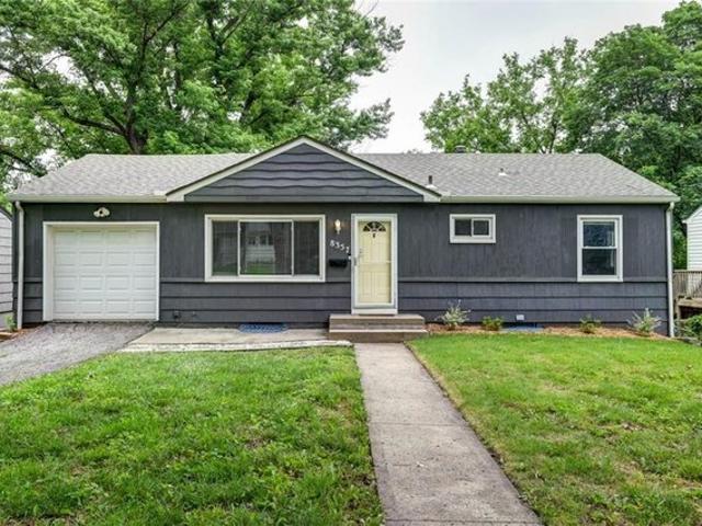 8357 Locust St, Kansas City, MO 64131