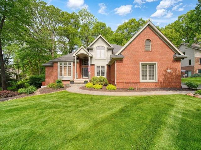 8352 Alta Vista Dr, Pinckney, MI 48169
