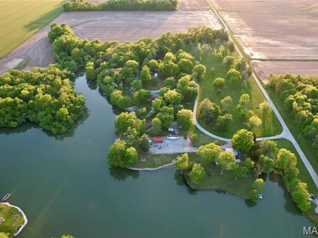 8352 Club Ln, Alma, IL 62807