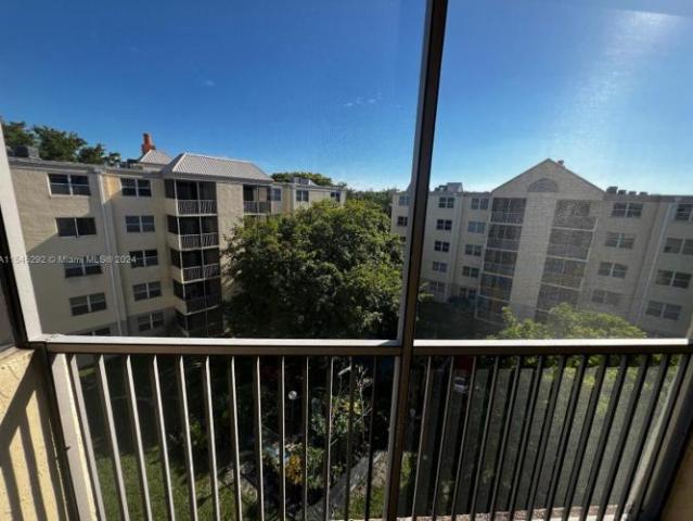 8353 Lake Dr #503, Doral, FL 33166