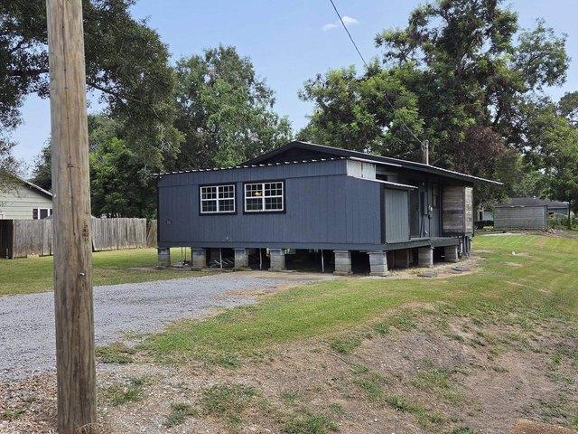 835 Bridgeview St, Bridge City, TX 77611