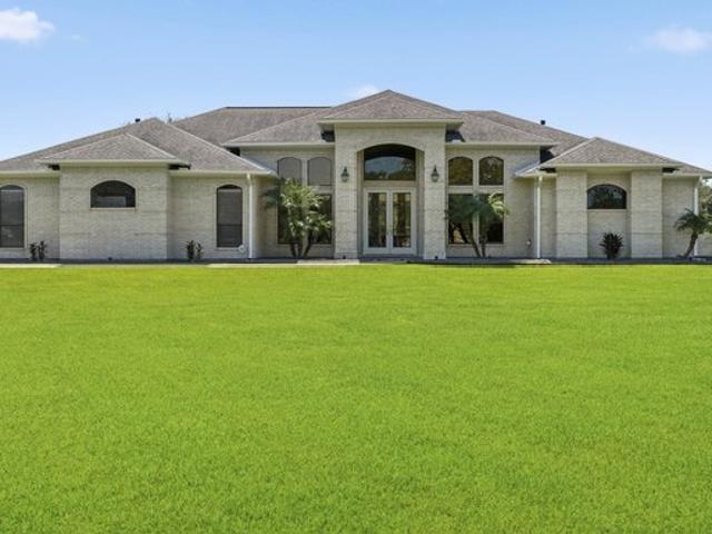 835 Hall Rd, Alvin, TX 77511