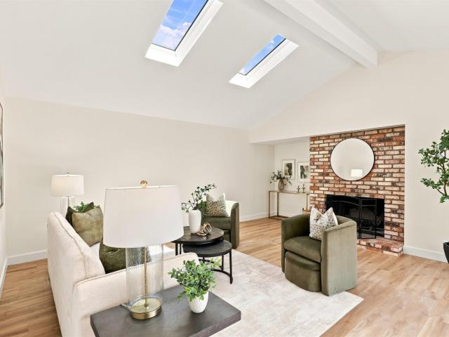 835 Luz Ct