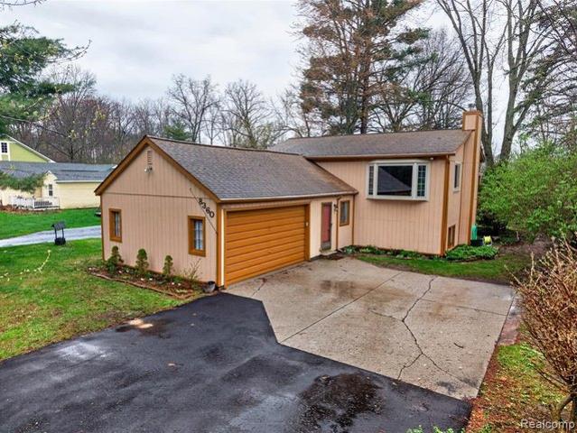 8360 Arlis St, Commerce Township, MI 48382