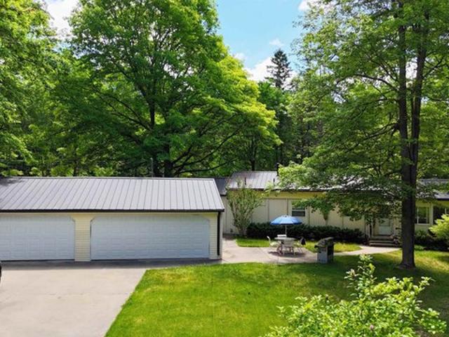 836 E Poquonnock Dr, Midland, MI 48628