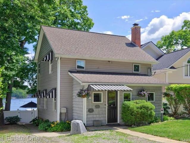 836 Pine Tree Rd W, Orion, MI 48362
