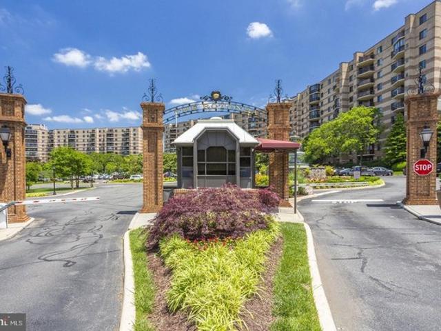 8370 Greensboro Dr Unit 107, McLean, VA 22102