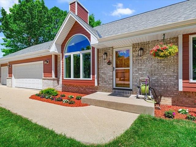 8370 W Hillsdale Dr, Franklin, WI 53132