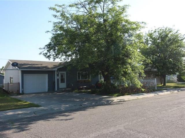 837 1st St W, Hardin, MT 59034