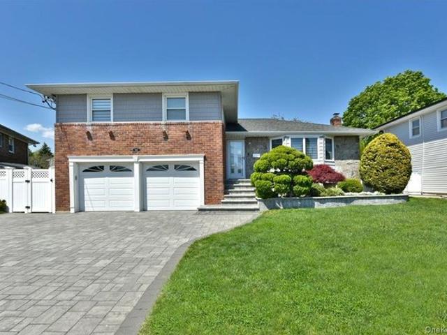 837 Beckman Dr, Bellmore, NY 11710