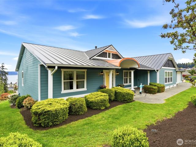 838 W Gladstone Drive