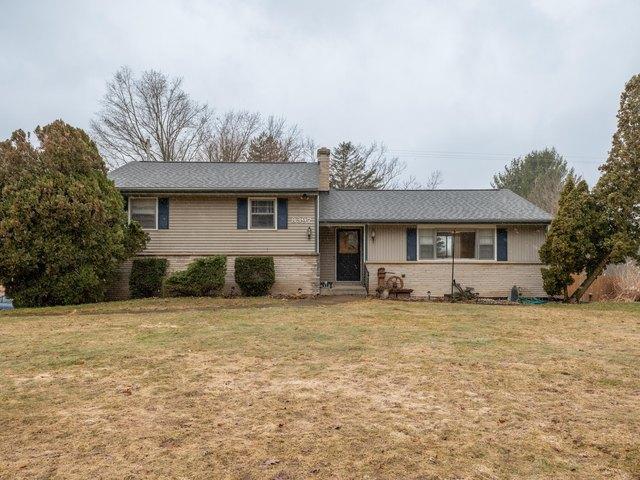 8397 N Riverview Dr, Kalamazoo, MI 49004