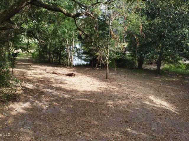 839 Graveline Rd, Gautier, MS 39553