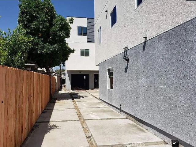 839 E 32nd St, Los Angeles, CA 90011 | MLS #PW26082