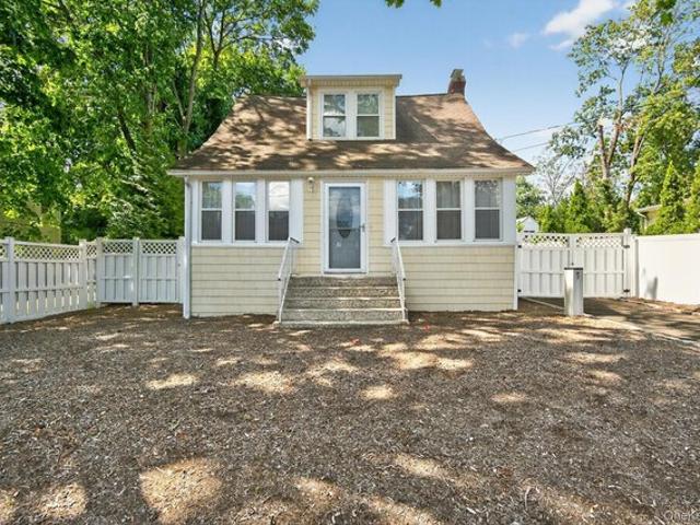 87 8th Ave, Huntington Station, NY 11746