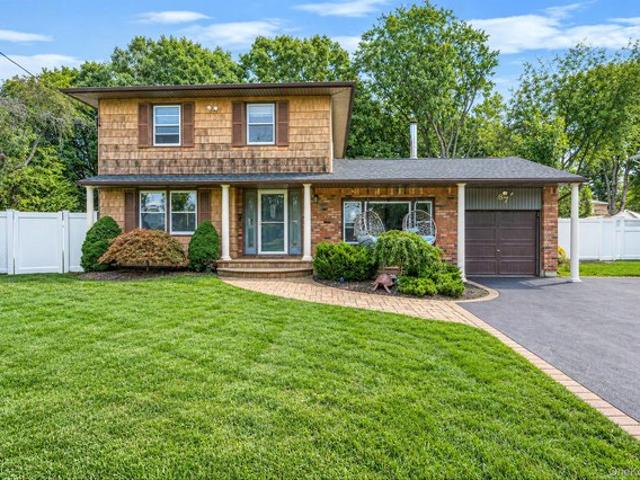 87 Wexford Dr, Oakdale, NY 11769