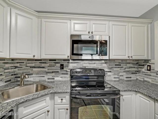 87 Arrowood Rd Unit E, Manalapan, NJ 07726