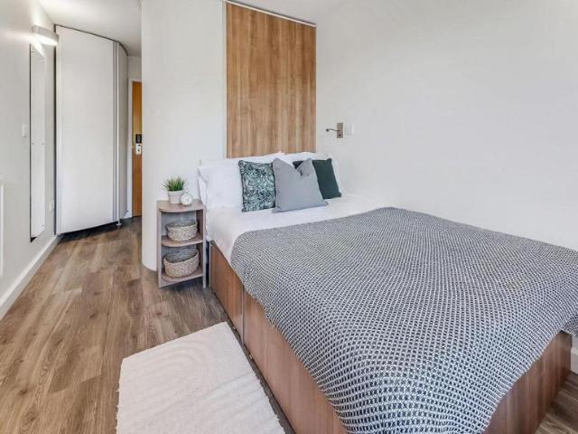 87 Bedroom Shared Living/roommate London London LS90564035