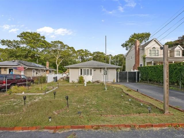 87 Biltmore Dr, Mastic Beach, NY 11951
