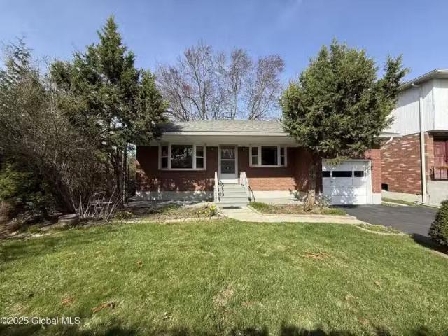 87 Buckingham Drive, Albany, NY 12208