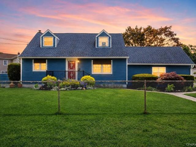 87 Center St, Ronkonkoma, NY 11779