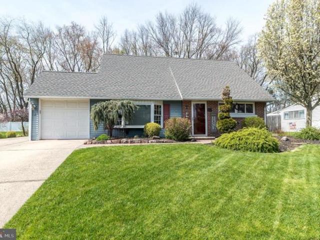 87 Harvest Rd, Levittown, PA 19056