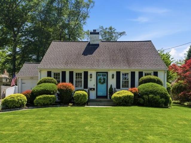 87 Knollwood Rd, North Haven, CT 06473