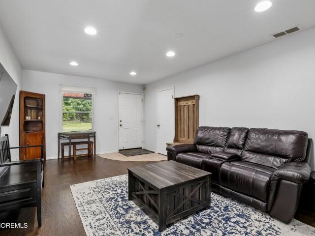 87 New Monmouth Road