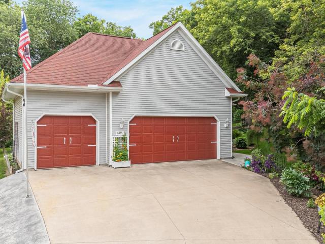 8405 ridgeview court