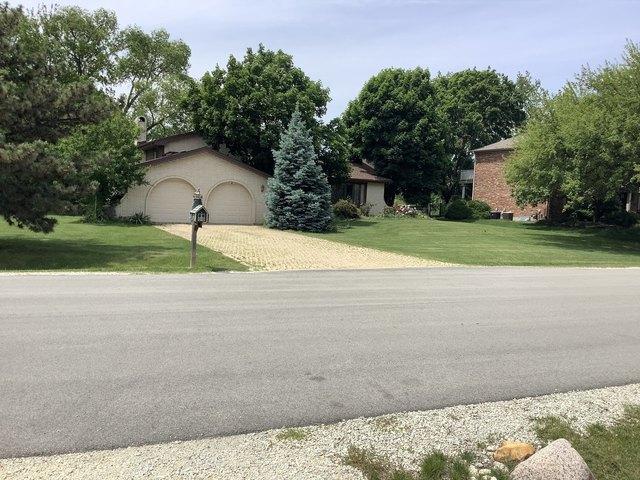 8408 Lakeside Dr, Downers Grove, IL 60516