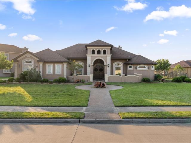 8401 Lago Vista Drive