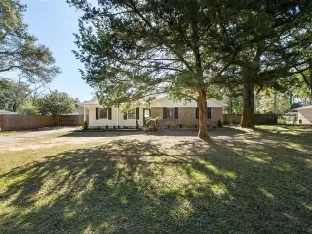 8401 STRATFORD DR, THEODORE, AL 36582 Single Family Residence.
