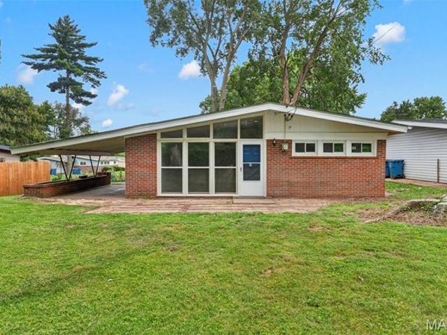 8401 Saint Olaf Dr, Berkeley, MO 63134
