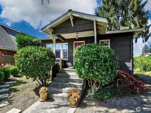 8403 32nd Ave SW, Seattle, WA 98126