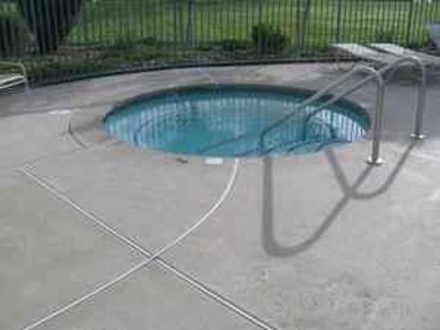 $840 / 1br enjoy the fireworks this year from this apt. patio 500 Hilltop dr