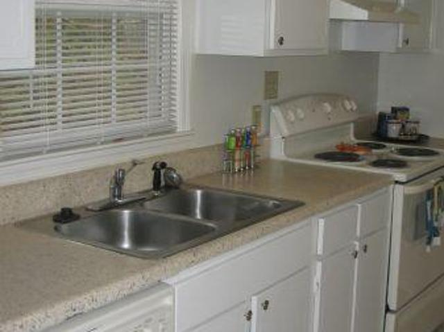 $840 / 2br 1150ft² Big 2 BR Ground Floor Unit w/Tons of Storage, Available Now! Chateau Terrace