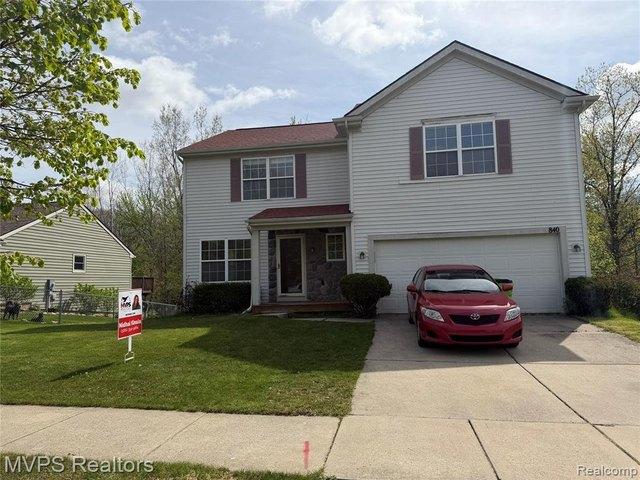 840 Andover Woods Dr, Fenton, MI 48430