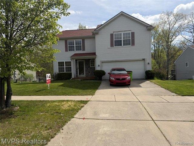 840 Andover Woods Dr, Fenton, MI 48430