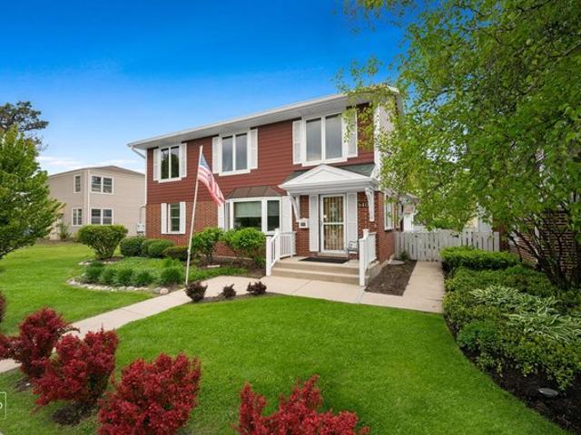 840 N Center St, Naperville, IL 60563