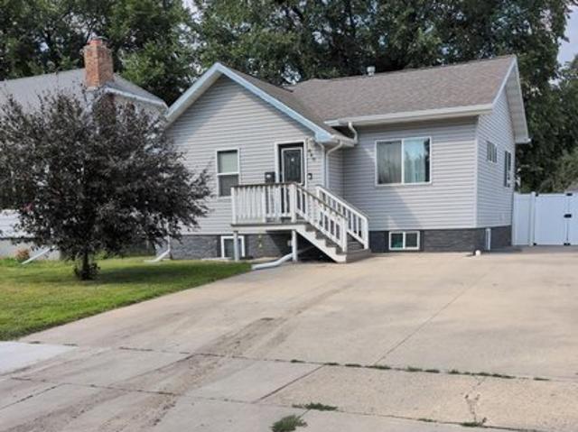 840 University Ave W, Minot, ND 58703