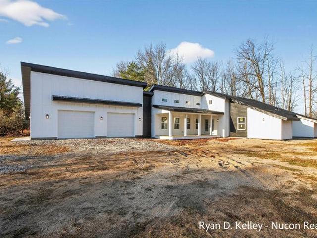 8411 Peninsula Dr W, Stanwood, MI 49346