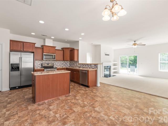 8411 Romana Red Lane