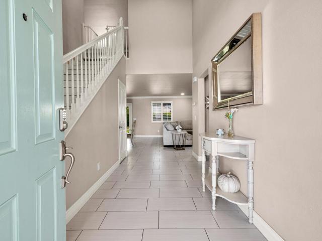 84133 La Jolla Avenue