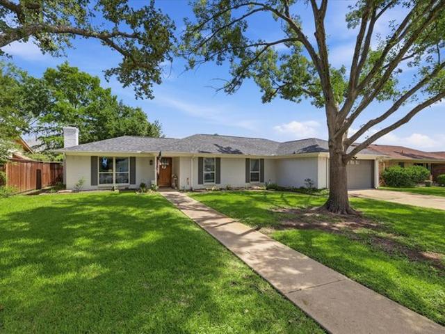8413 Hillcrest Ct, North Richland Hills, TX 76182