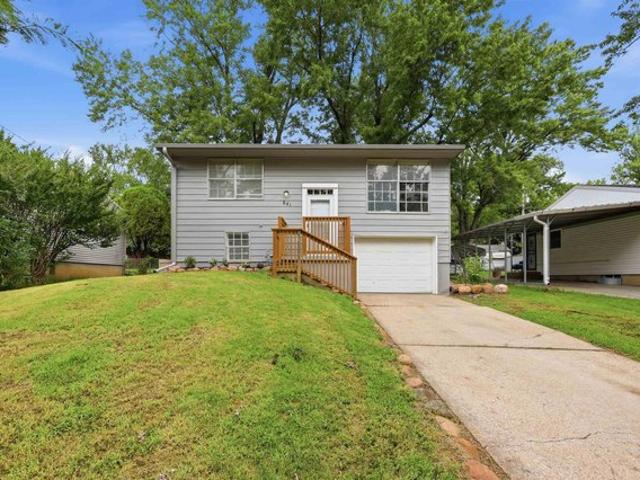 841 SE Brookside Dr, Topeka, KS 66607