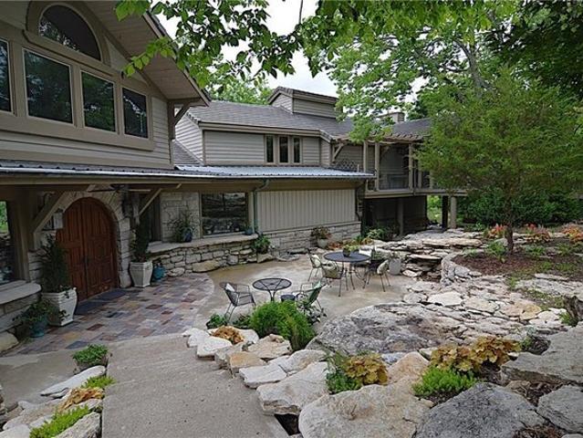 8424 S Russell Rd, Oak Grove, MO 64075