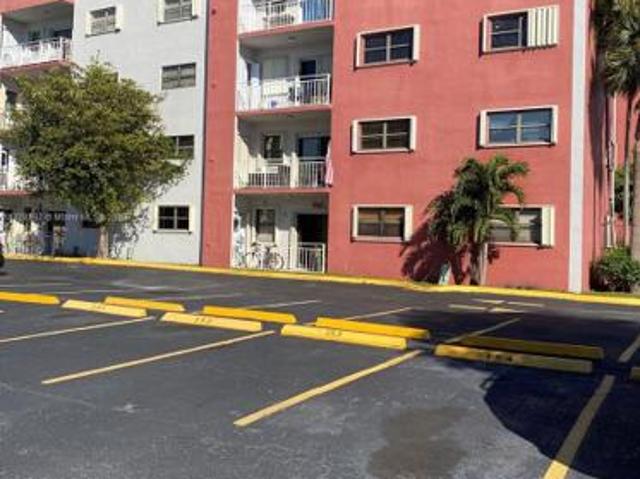 8425 8th St NW #206, Miami, FL 33126