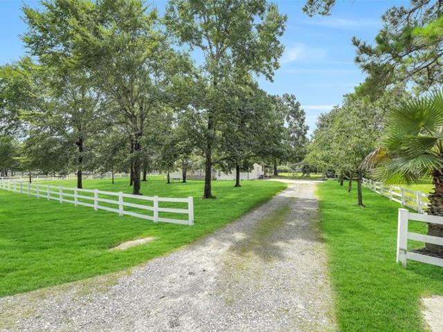 8426 Hoda Dr, Conroe, TX 77303