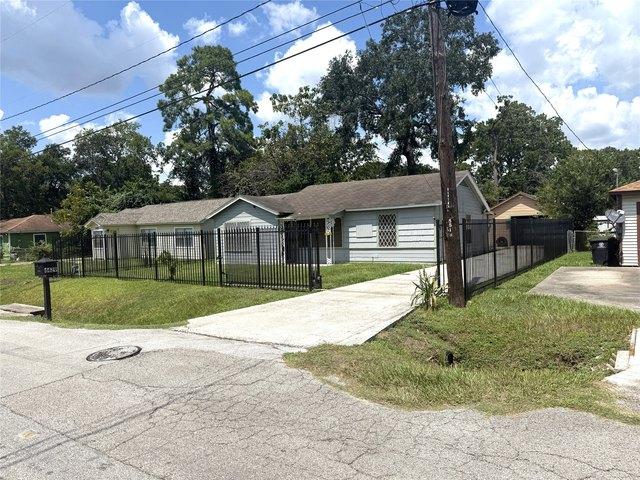 8429 Flintridge Dr, North Houston, TX 77028