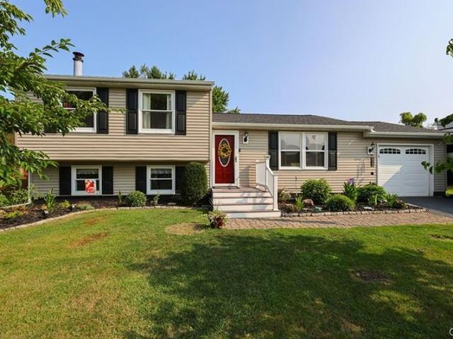 8420 Falcon Dr, Liverpool, NY 13090